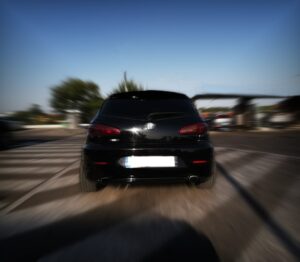 Auto zieht nach rechts oder links - Ursachen & Lösungen